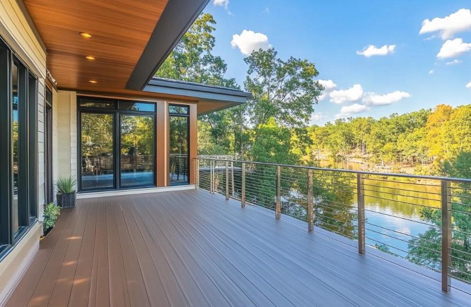 Change Your Outdoor Area: Glass Deck Railings' Benefits